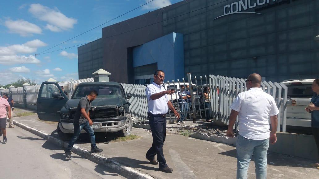 Mujer pierde el control del volante y se impacta contra rejas de ...